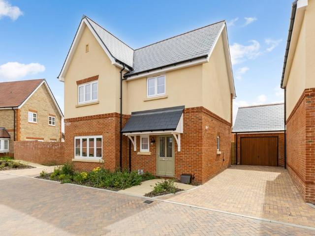 Reynolds Lane High Wycombe HP10 4 bed house to rent £2,950 pcm £681 pw
