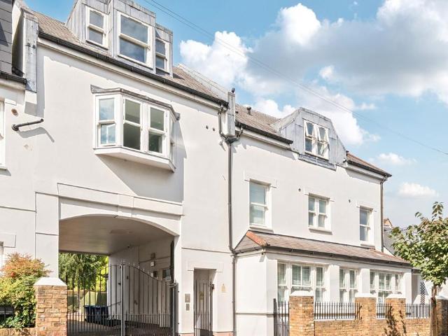 Reynolds Road, London, W4 2 bed flat to rent £2,500 pcm £577 pw