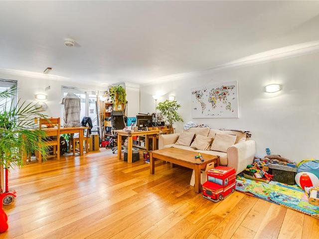 Rheidol Mews, London 2 bed mews to rent £3,800 pcm £877 pw