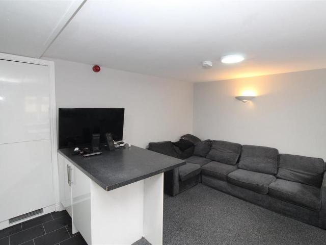 Rhymney Terrace, Cardiff CF24 7 bed flat to rent £3,290 pcm £759 pw