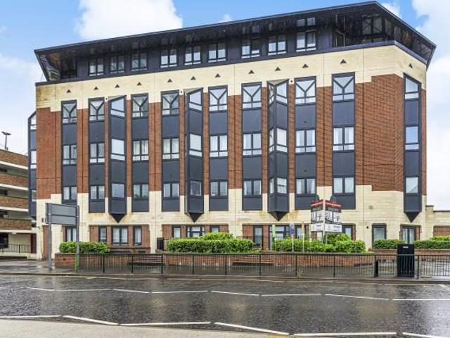 Ringside, Bracknell RG12, 2 bed flat to rent, £1,400 pcm | PrimeLocation