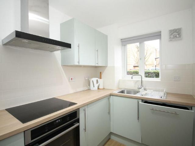 Ringwood Gardens, London E14 1 bed flat to rent £1,600 pcm £369 pw