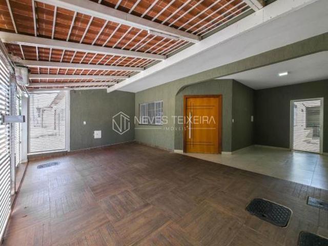 Riacho Fundo: Sobrado com 5 quartos e 3 suítes 229m²