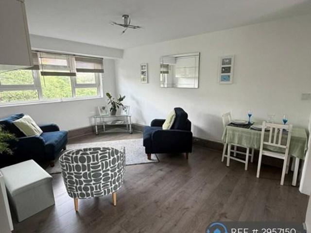 Richardson Court, London, SW4 2 bed flat to rent £2,150 pcm £496 pw
