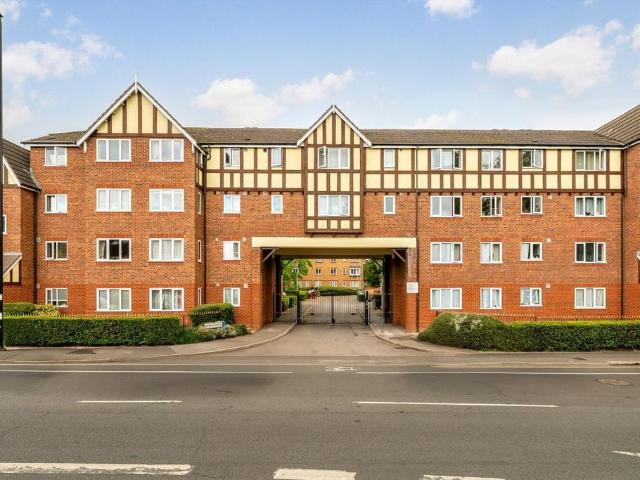 Richens Close, Hounslow TW3 1 bed flat to rent £1,450 pcm £335 pw