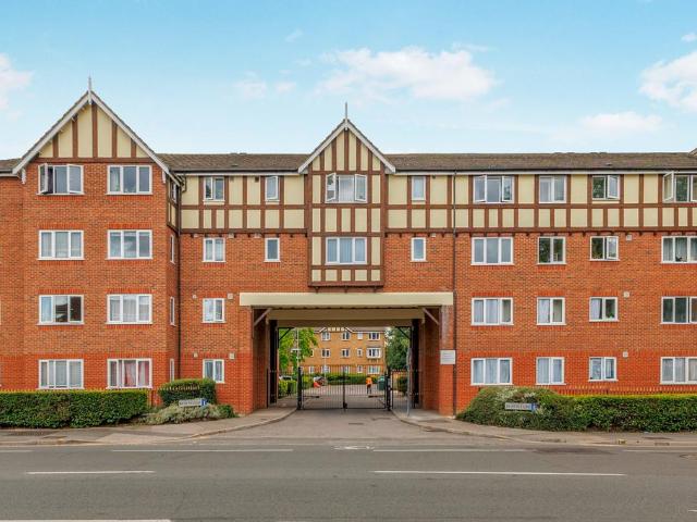 Richens Close, Hounslow, TW3 1 bed flat to rent £1,450 pcm £335 pw