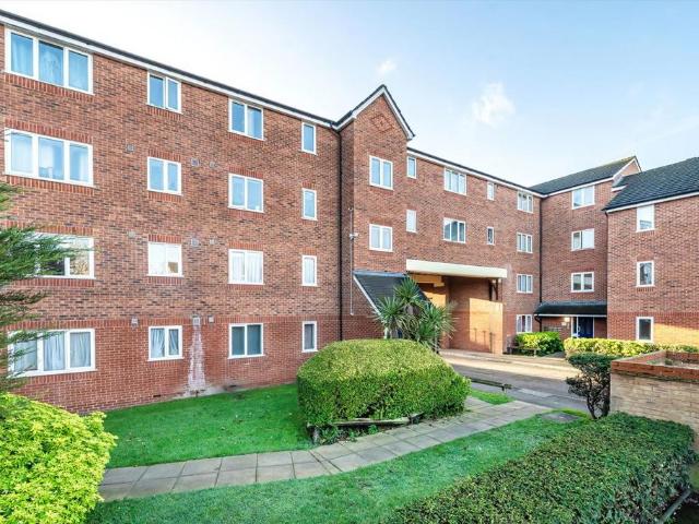 Richens Close, Hounslow TW3 1 bed flat to rent £1,550 pcm £358 pw