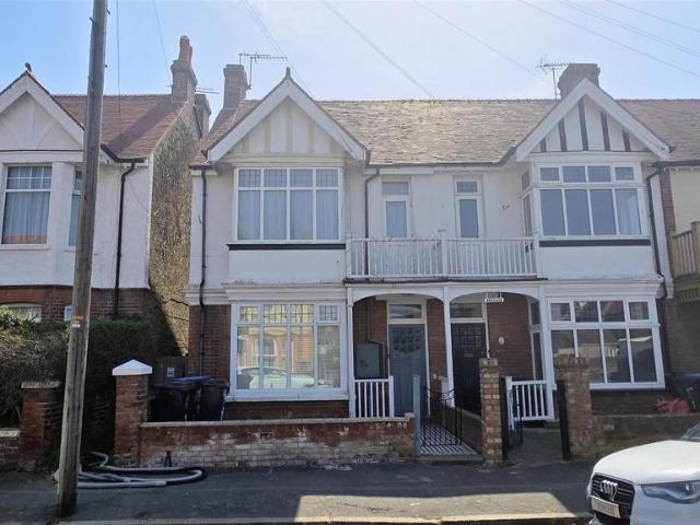 Richmond Avenue, Margate 2 bed flat to rent £1,000 pcm £231 pw