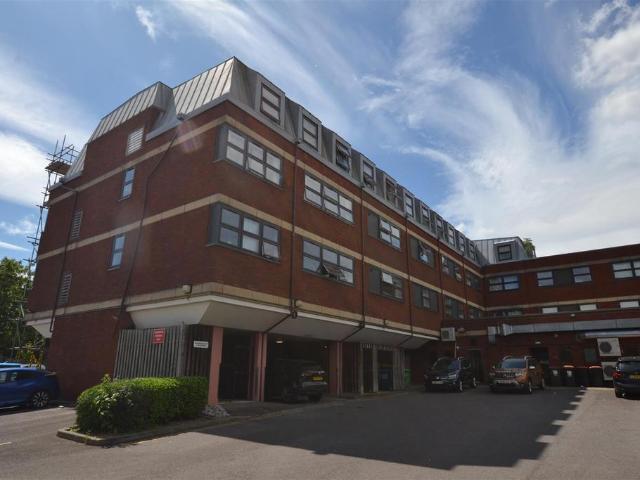 Richmond Court, Fleet GU51 2 bed flat to rent £1,195 pcm £276 pw