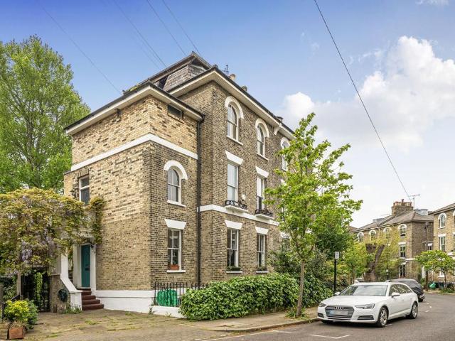 Richmond Crescent, Islington, London, N1 4 bed maisonette to rent £9,499 pcm £2,192 pw