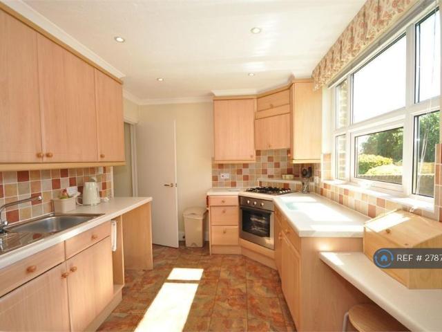 Richmond Crescent, Staines, TW18 Studio to rent £1,295 pcm £299 pw