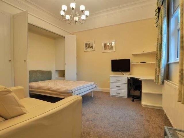 Richmond Crescent, Staines upon thames, Surrey, TW18