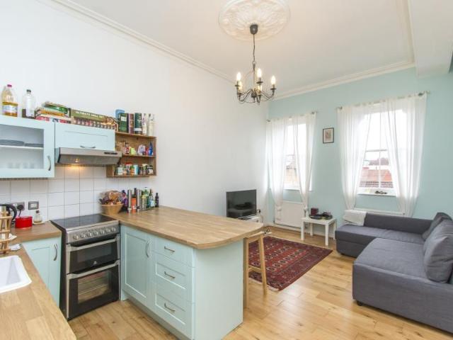 Richmond Dale, Bristol BS8 2 bed apartment to rent £1,650 pcm £381 pw