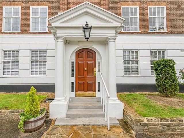Richmond Hill Court, Richmond TW10 3 bed flat to rent £3,500 pcm £808 pw