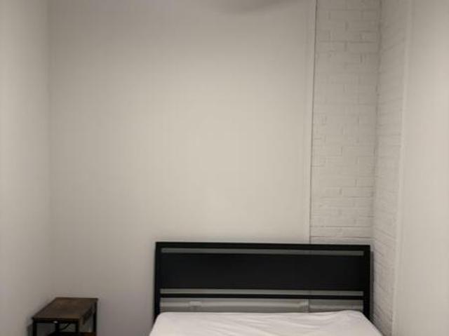Richmond House with Television. Newly renovated & spacious