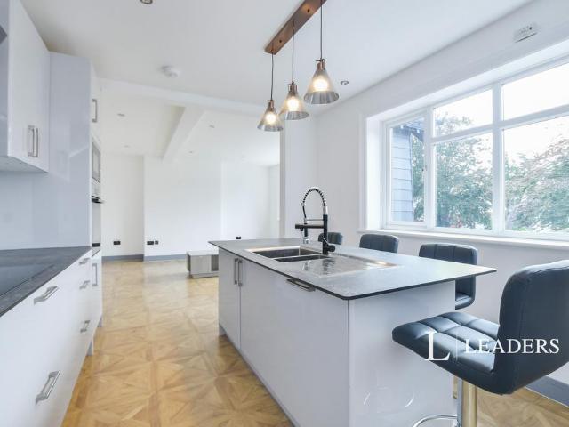Richmond Park Avenue, Bournemouth, BH8 2 bed flat to rent £1,580 pcm £365 pw