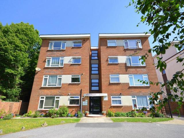 Richmond Park Road, Bournemouth BH8 2 bed flat to rent £1,175 pcm £271 pw
