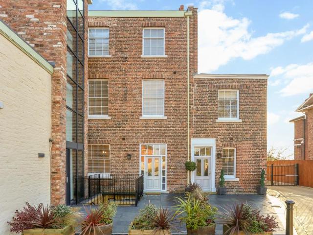 Richmond Place, Chester CH3 2 bed mews to rent £1,495 pcm £345 pw