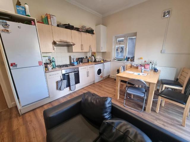 Richmond Road, Cardiff CF24 4 bed flat to rent £1,850 pcm £427 pw