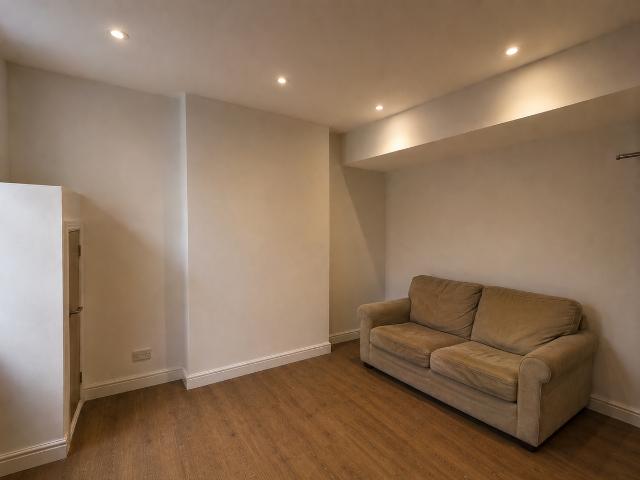 Richmond Road, Cardiff CF24, 2 bed flat to rent, £1,250 pcm | PrimeLocation