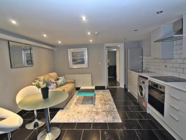 Richmond Road, Cardiff CF24 2 bed ground floor flat to rent £1,125 pcm £260 pw