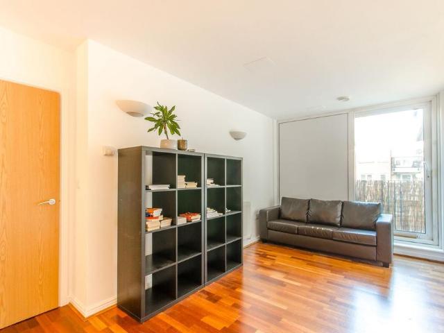 Richmond Road, Dalston, London, E8 2 bed flat to rent £2,500 pcm £577 pw