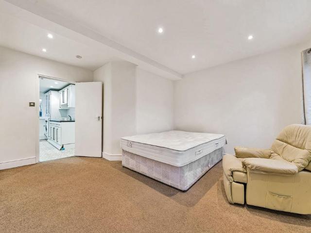 Richmond Road, Ham, Kingston upon. 3 bed maisonette to rent £2,500 pcm £577 pw