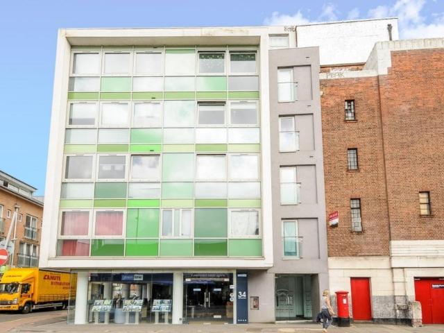 Richmond Road, Kingston upon Thames, KT2 1 bed flat to rent £1,550 pcm £358 pw