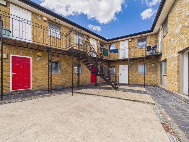 Richwood House, Trinity School Lane, Cheltenham GL52, 2 bed flat to rent, £950 pcm | PrimeLocation