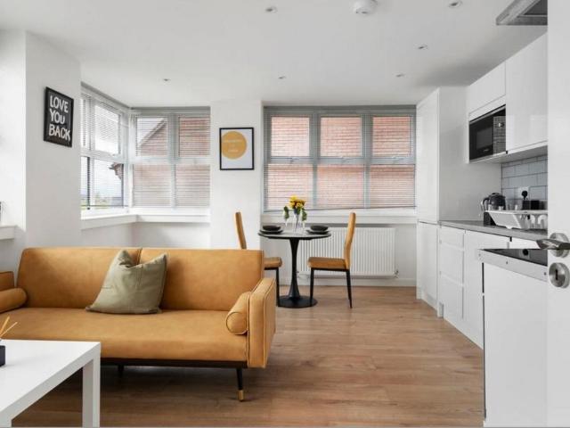 Rickfords Hill, Aylesbury. 1 bed flat to rent £1,050 pcm £242 pw