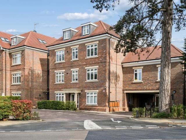 Rickmansworth Road, Northwood HA6 2 bed apartment to rent £2,200 pcm £508 pw