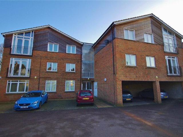 Rickmansworth Road, WD18 7ED. 2 bed flat to rent £1,650 pcm £381 pw