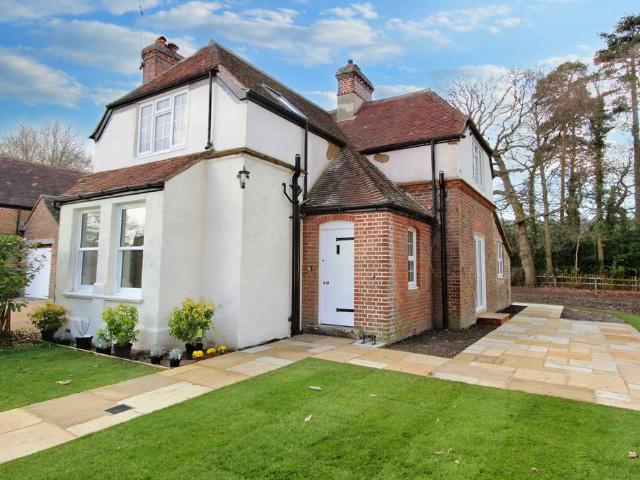 Ridge Common Lane, Steep. 4 bed end of terrace house to rent £2,750 pcm £635 pw