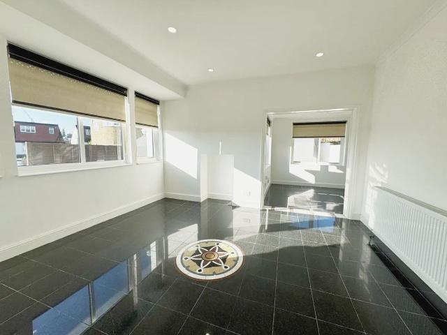 Ridge Close, London NW4, 3 bed detached bungalow to rent, £2,750 pcm | PrimeLocation