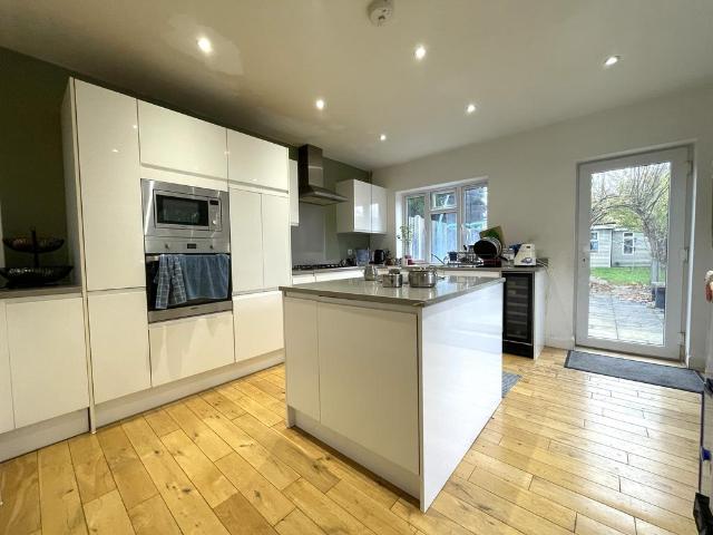 Ridgehurst Avenue, WATFORD 4 bed house to rent £3,000 pcm £692 pw