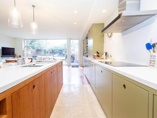 Ridgway London SW19 3 bed detached house to rent £28,167 pcm £6,500 pw