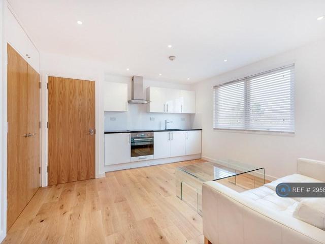 Riffel Road, London, NW2 1 bed flat to rent £1,850 pcm £427 pw
