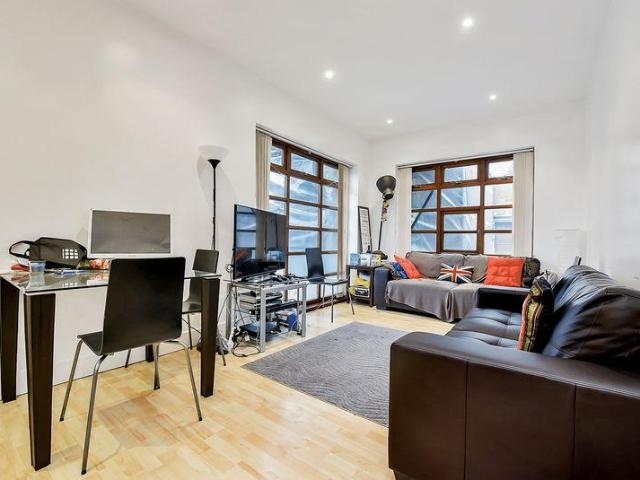 Riga Mews, 32 34 Commercial Road, London 3 bed apartment to rent £3,400 pcm £785 pw