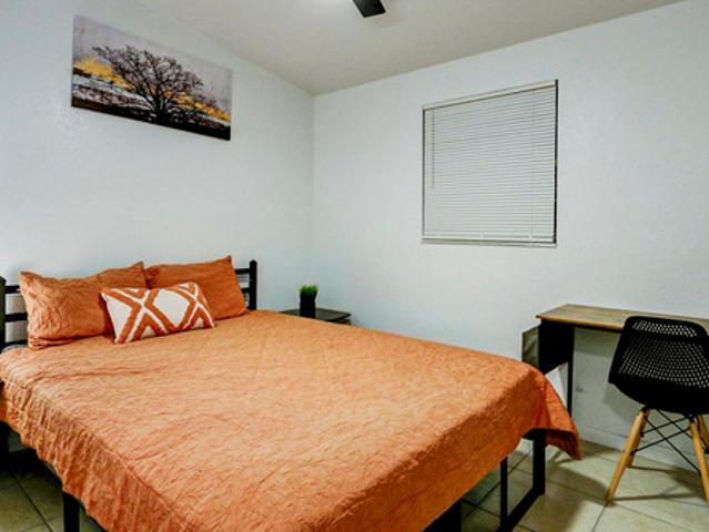 Right by the Hard ROCK CASINO! BUS STOP HALF BLOCK AWAY!Tampa House with Dining area. Cozy & homey