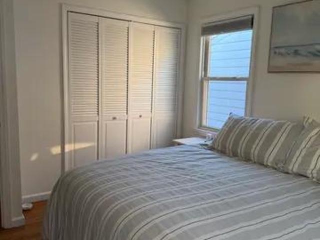right Furnished Room with Private Bathroom – Utili