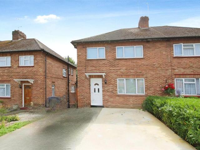 Ripley Avenue, Surrey TW20 4 bed semi detached house to rent £2,900 pcm £669 pw