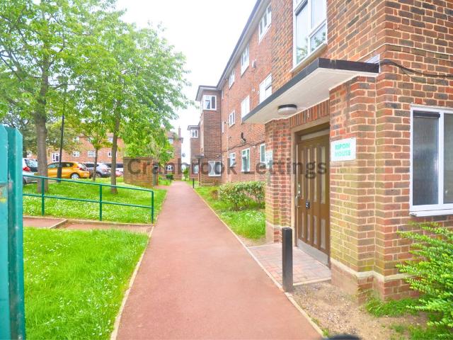 Ripon House RM3, 1 bed flat to rent, £1,350 pcm | PrimeLocation