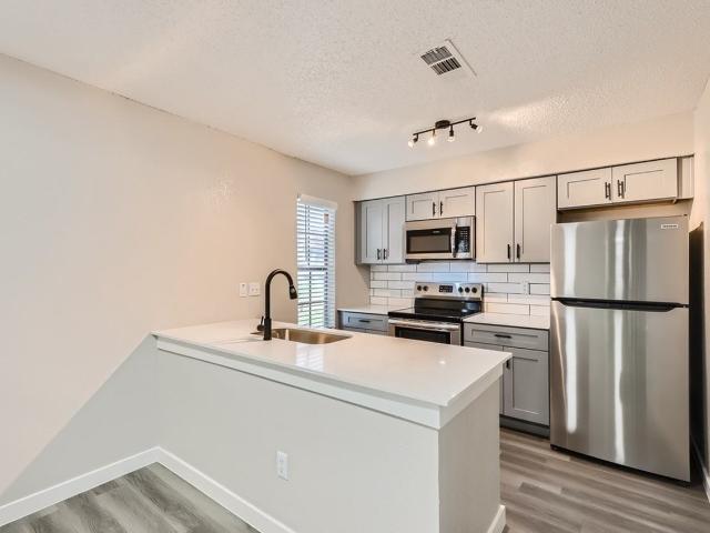Rise Oak Creek 1 Bedroom Apartment for Rent at 1950 Oak Creek Ln, Bedford, TX 76022