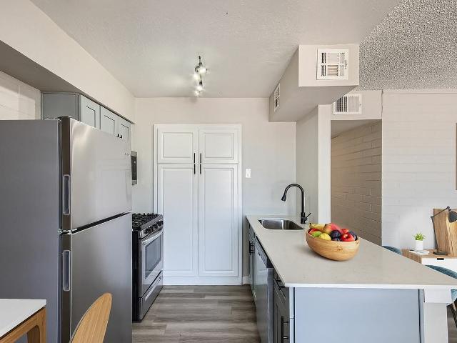 Rise Biltmore 1 Bedroom Apartment for Rent at 4728 N 15th St, Phoenix, AZ 85014