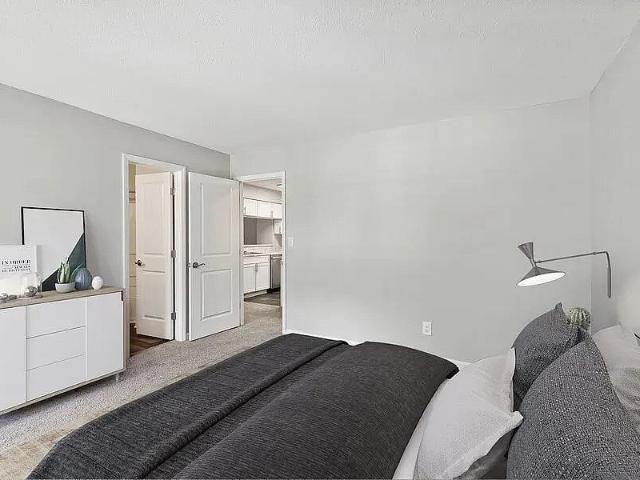 Rise Bridgeview 1 Bedroom Apartment for Rent at 3520 Drawbridge Pkwy, Greensboro, NC 27410