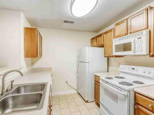 Rise Crown View 1 Bedroom Apartment for Rent at 933 Meadow Oak Dr, Greensboro, NC 27406