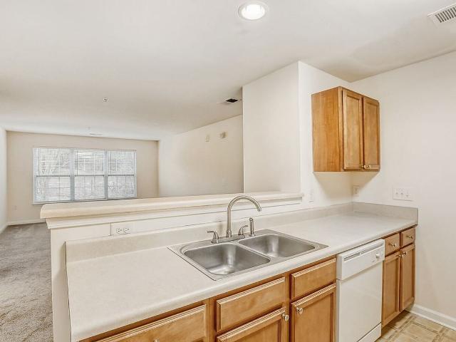 Rise Crown View 2 Bedroom Apartment for Rent at 933 Meadow Oak Dr, Greensboro, NC 27406