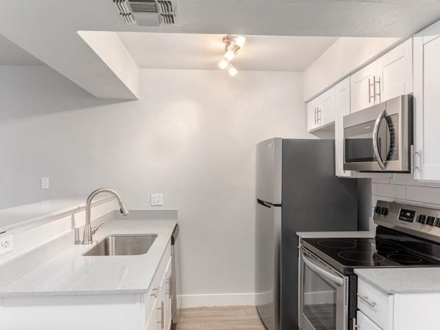 Rise Desert West 2 Bedroom Apartment for Rent at 6131 W Thomas Rd, Phoenix, AZ 85033