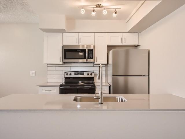 Rise Desert West 2 Bedroom Apartment for Rent at 6131 W Thomas Rd, Phoenix, AZ 85033