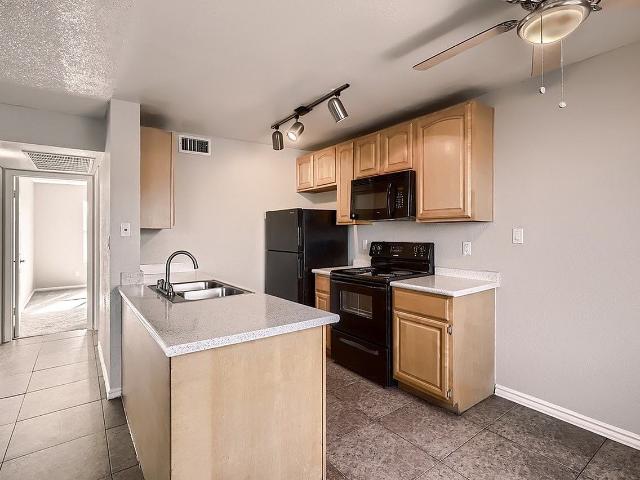 Rise Trailside 2 Bedroom Apartment for Rent at 5920 W Laurie Ln, Glendale, AZ 85302